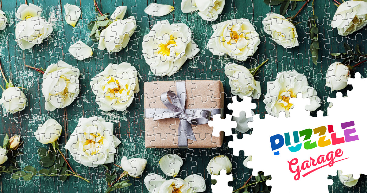 Roses and gift on the table Jigsaw Puzzle (Plants, Flowers) | Puzzle Garage