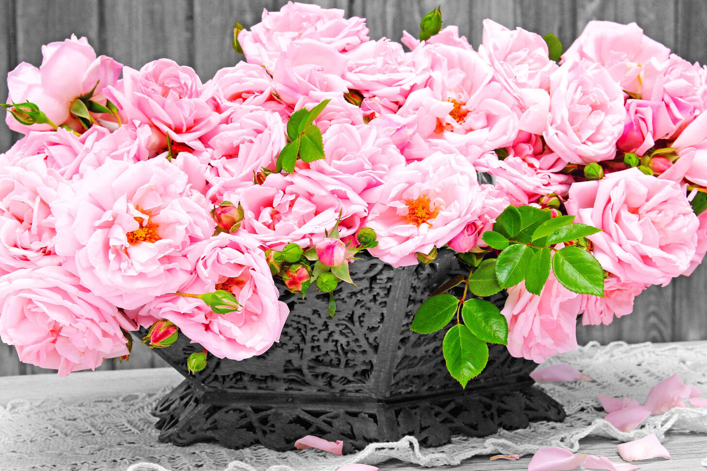 Pink roses on the table Jigsaw Puzzle (Plants, Flowers) | Puzzle Garage