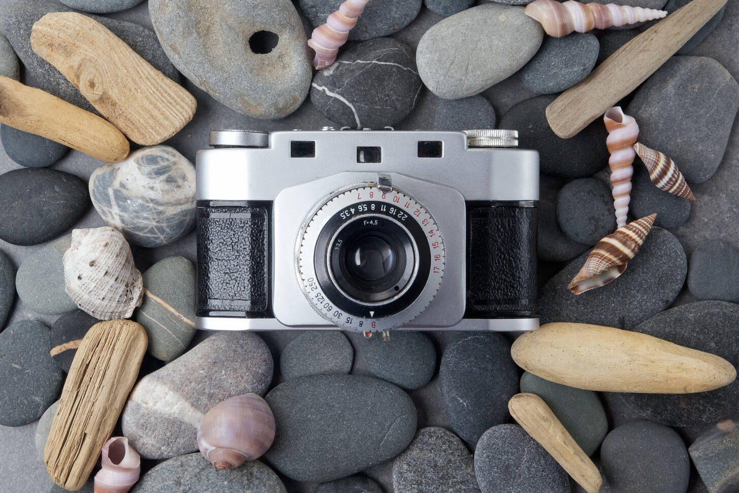 Camera on the rocks Jigsaw Puzzle (Stuff, Foto cameras) | Puzzle Garage