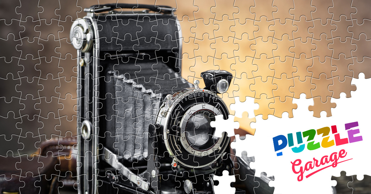 Vintage camera on the table Jigsaw Puzzle (Stuff, Foto cameras ...