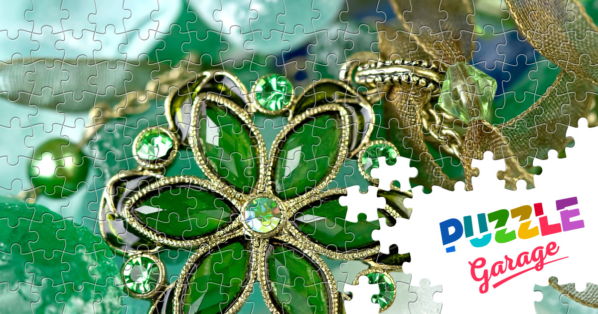 Pendant with green stones Jigsaw Puzzle (Stuff, Jewellery) | Puzzle Garage
