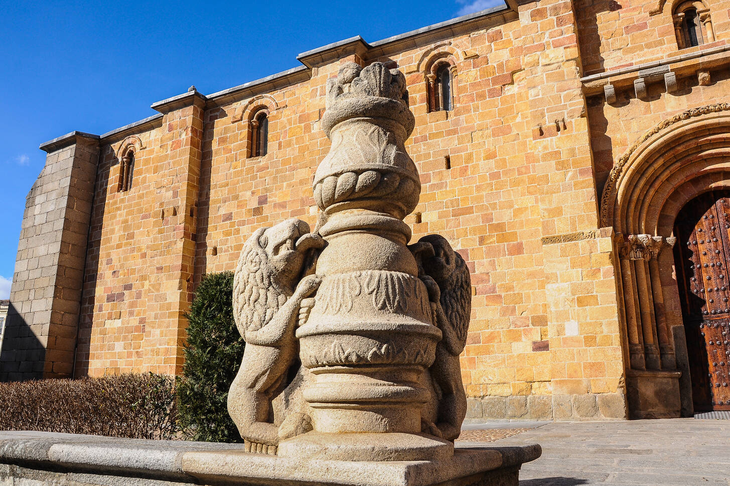 Sculpture with lions Jigsaw Puzzle (Art, Sculpture) | Puzzle Garage