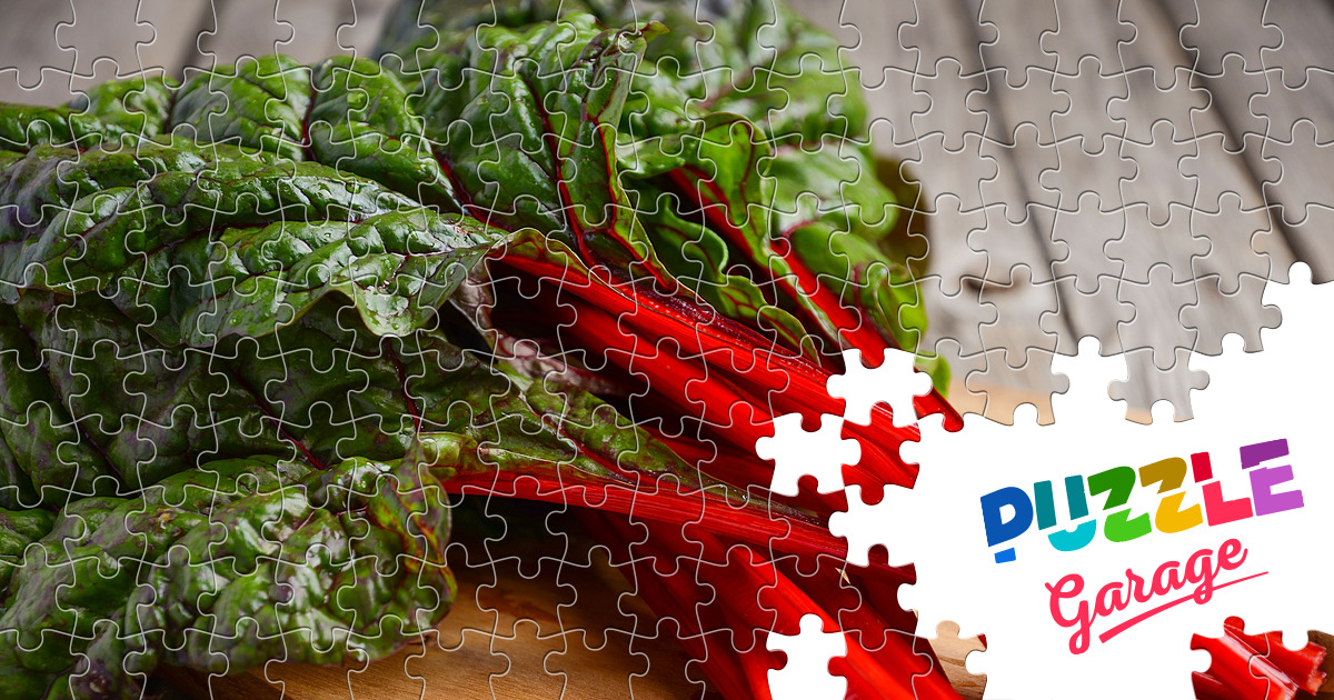 Daun chard di atas papan kayu Puzzle Potongan (Tanaman, Sayuran ...