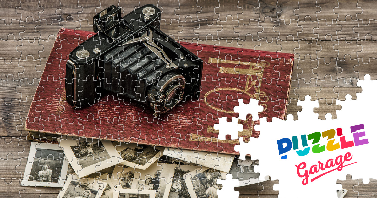 Camera on photo album Jigsaw Puzzle (Stuff, Foto cameras) | Puzzle Garage